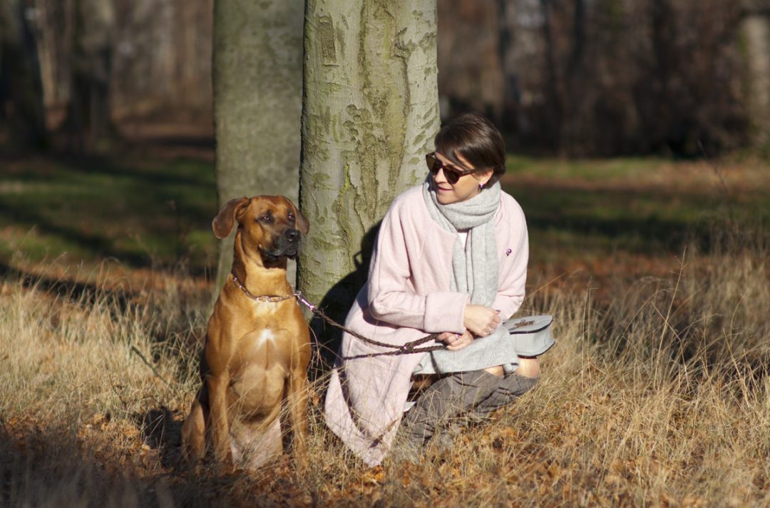 Mit Frau Ava und Hund im Wald | Serendipity