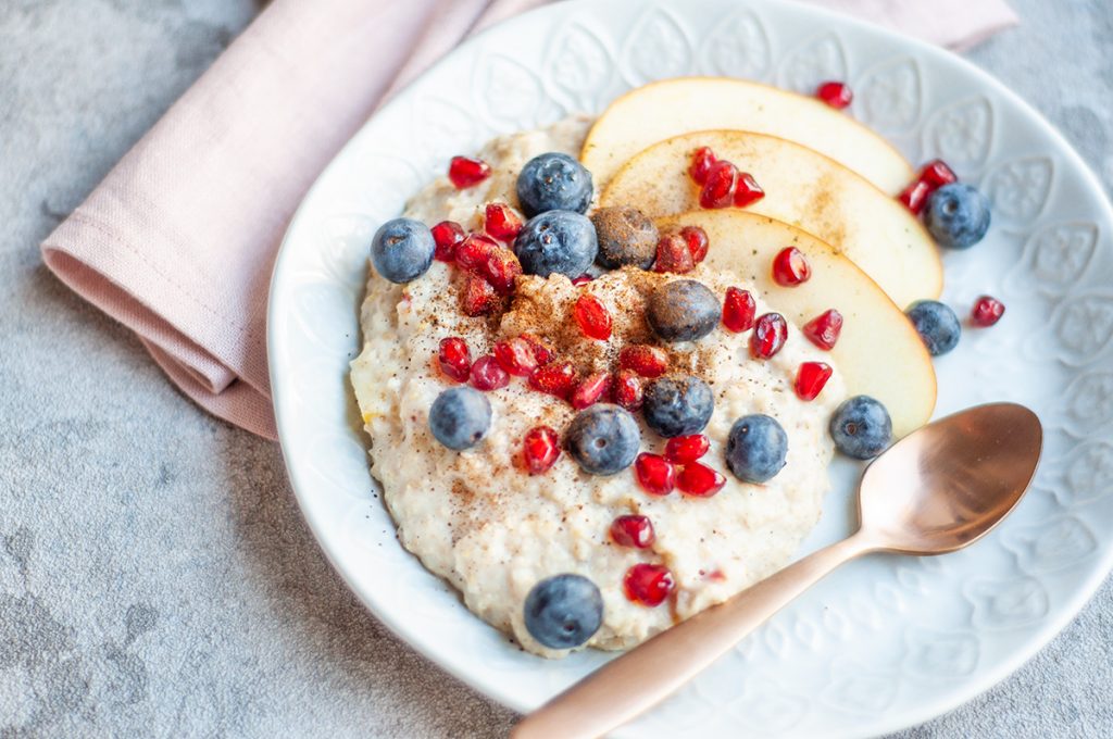 Apfel-Zimt-Porridge mit Blaubeeren und Granatapfel | Serendipity